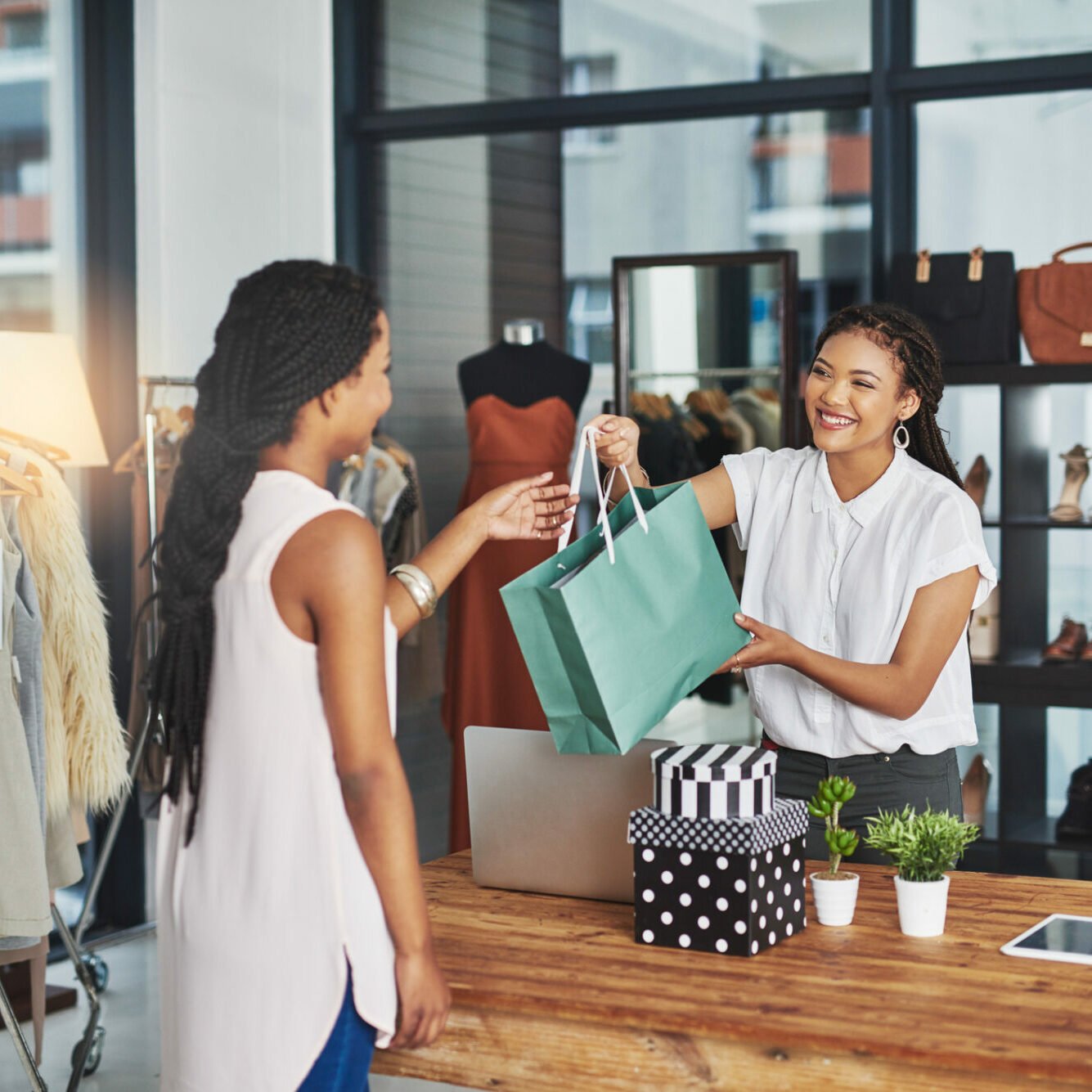 6 Customer Service Examples To Maximize Customer Loyalty | ToolsGroup